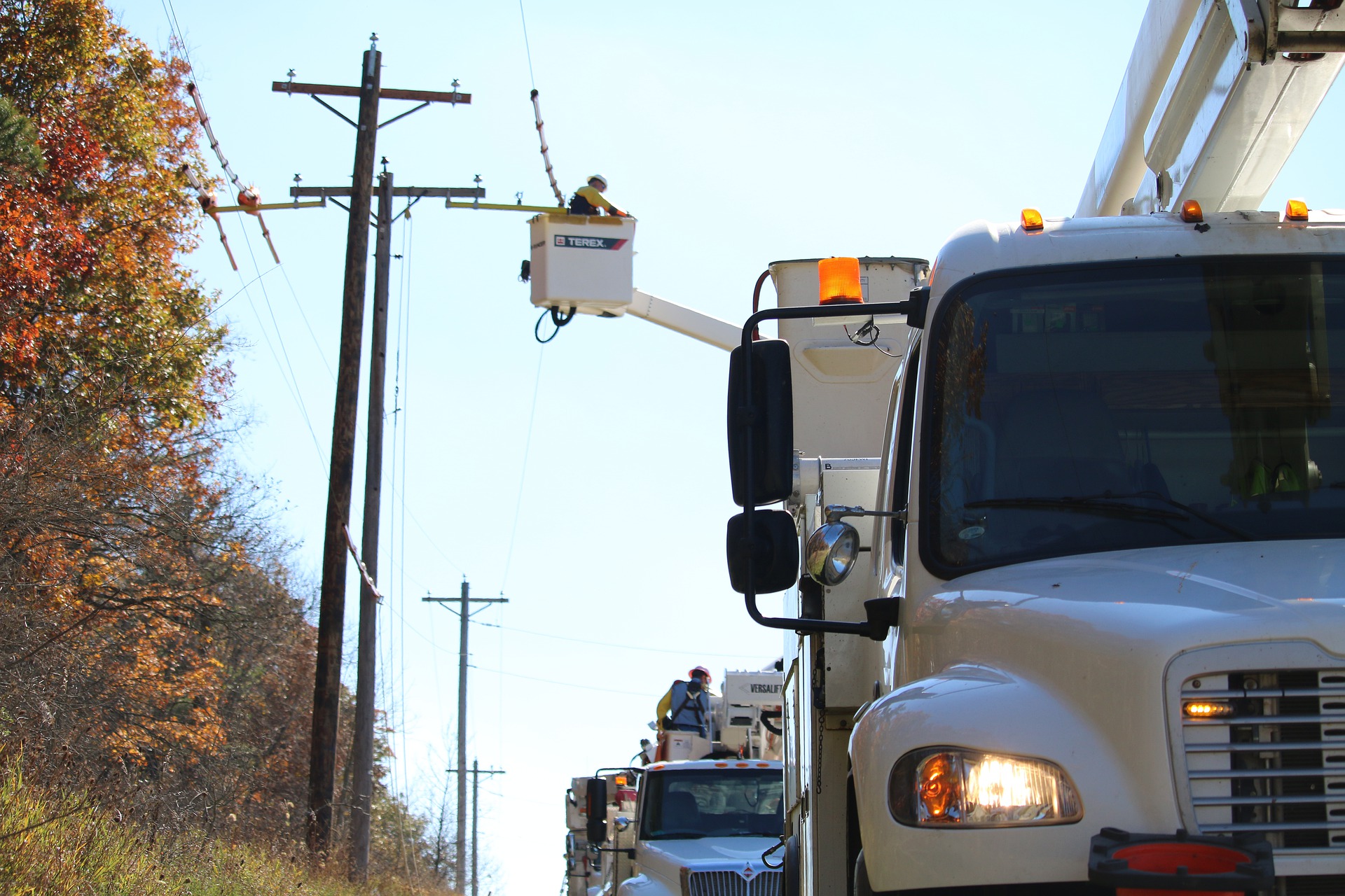 Many Utilities Eye Hybrid Electric Utility Trucks - Electrical ...