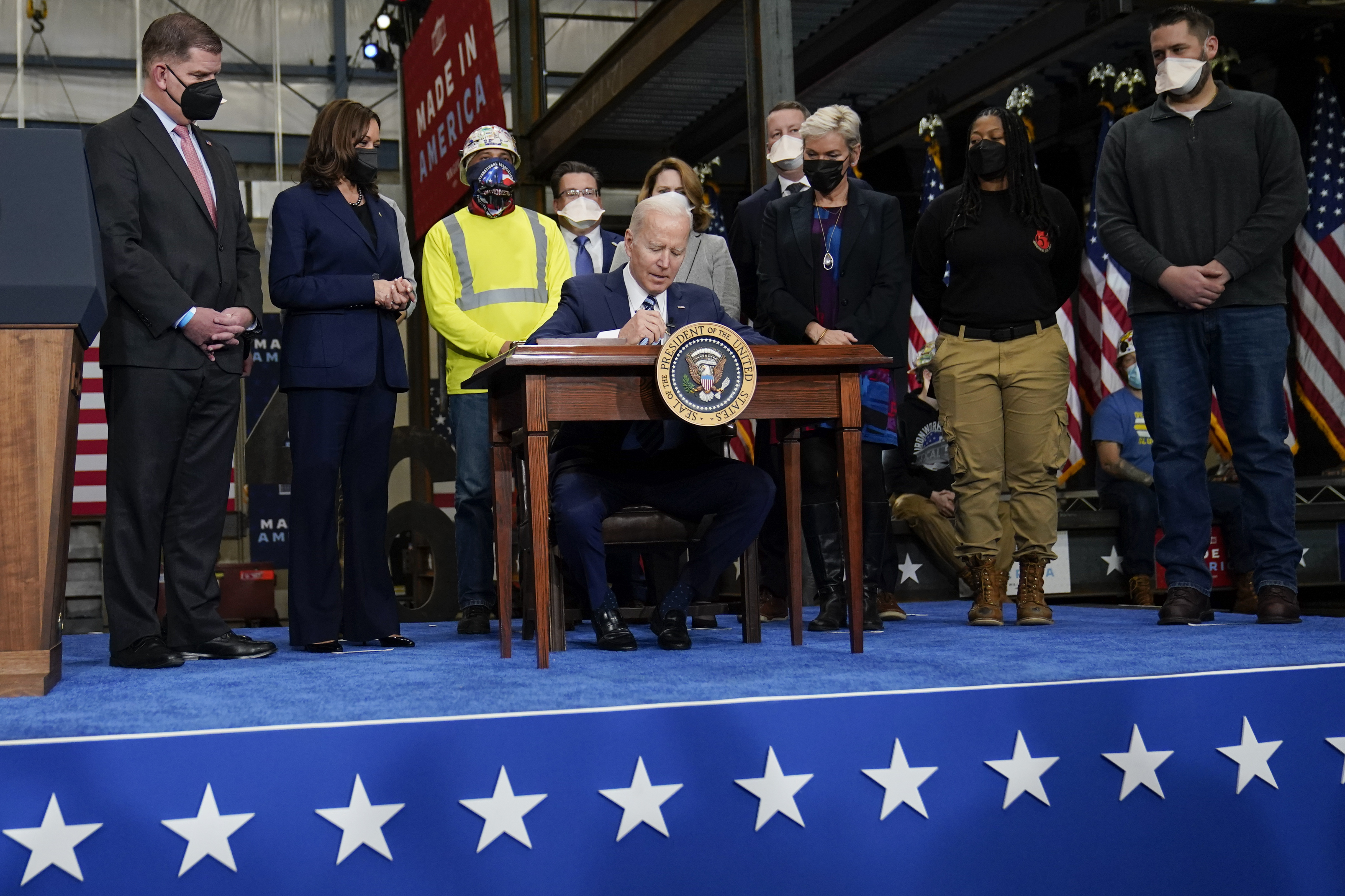 Biden Signs Executive Order on Project Labor Agreements for Federal ...